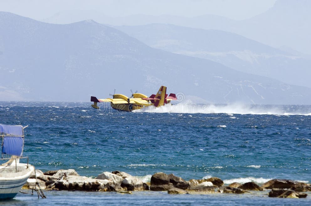 Fire Fighting Plane Collecting Water Editorial Image - Image of plane ...