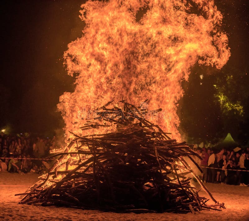 Fire at night wood bonfire stock image. Image of bright - 153011223