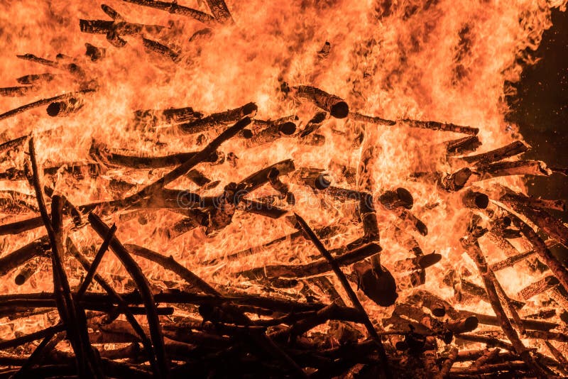 Fire at night wood bonfire stock image. Image of detail - 153013767