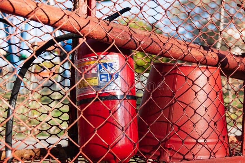Fire Shield with Tools for Firefighters: Bucket and Fire Extinguisher ...