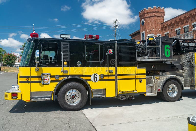 Fire Trucks Garage: with Spacious Bays, Bright Emergency Lights, Tools ...