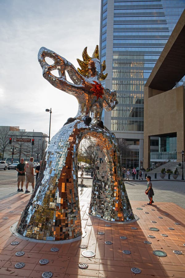 Firebird photo éditorial. Image du sculpture, réflexions - 63936396