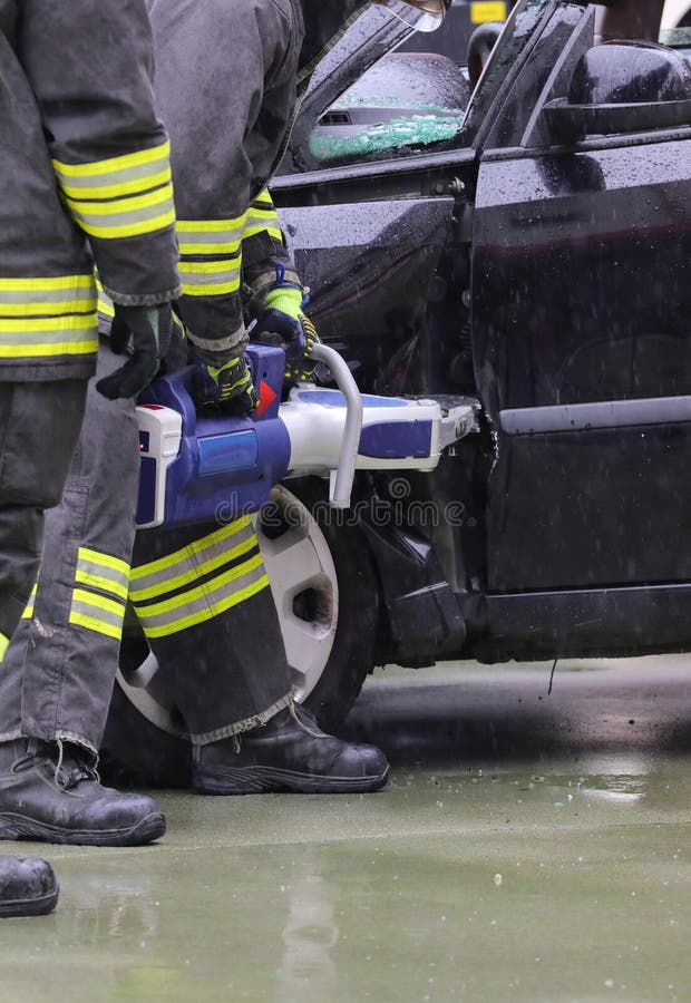 Firefighter Rescues Trapped Victims Using Powerful Cordless Pneumatic ...