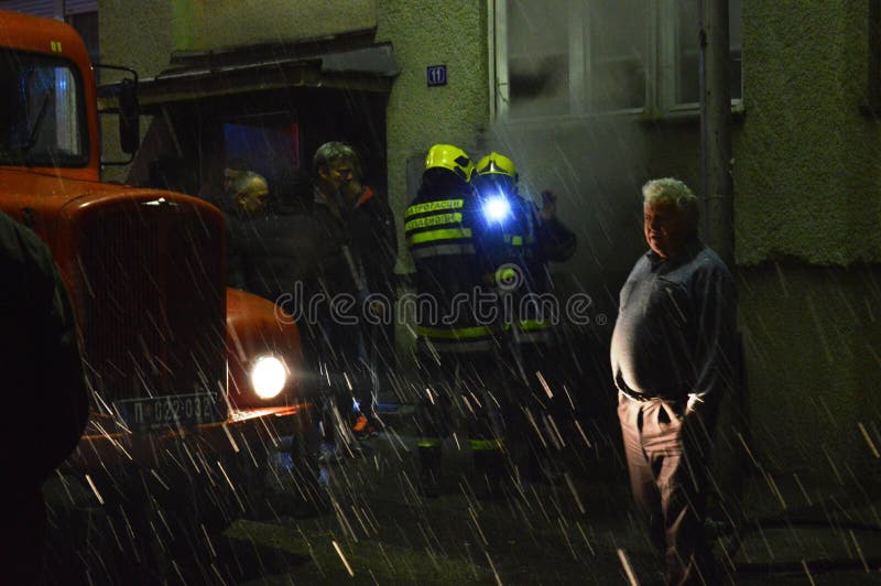 Fire in the building editorial photography. Image of people - 108739667