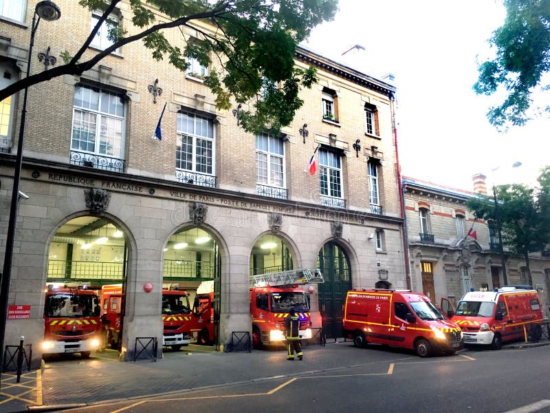 Firemen alert Paris editorial photography. Image of firefighter - 79361177