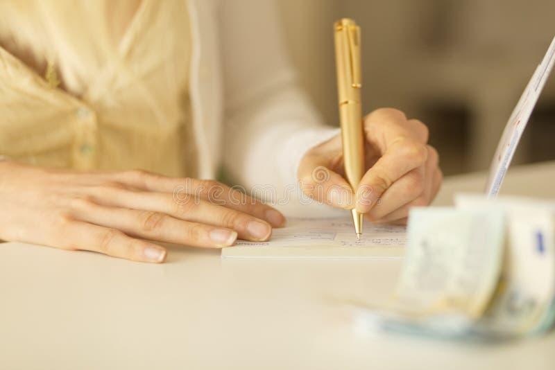 Firma de un cheque imagen de archivo. Imagen de dinero - 79606241