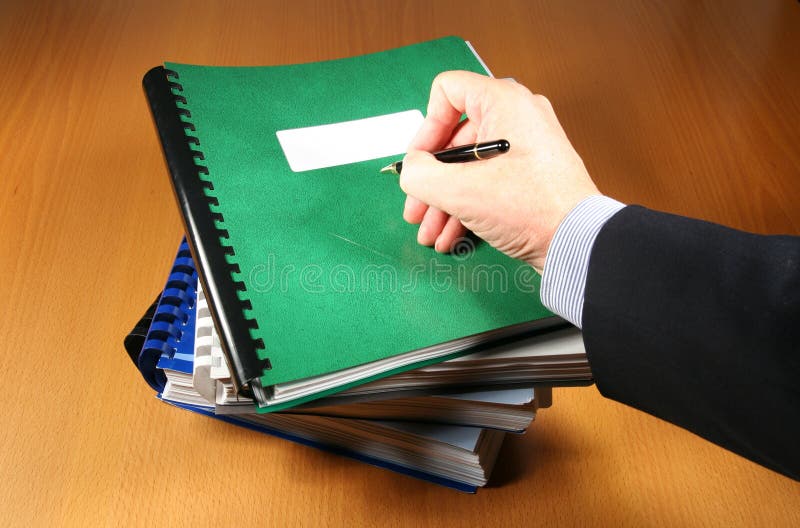 Firma de un informe imagen de archivo. Imagen de escriba - 1394781