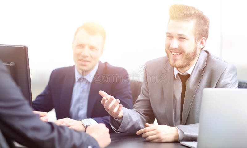 Firma-` S Angestellte am Arbeitsplatz Stockfoto - Bild von zeigen ...