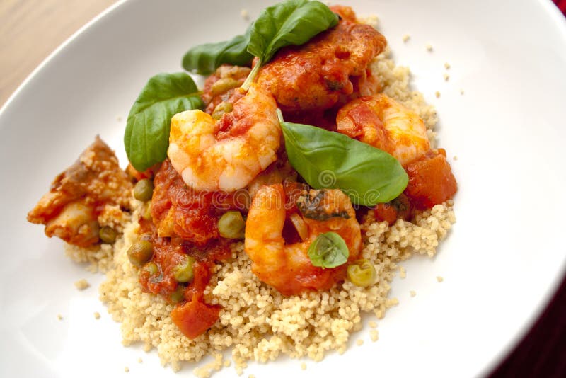 Fisch mit Couscous stockfoto. Bild von marokkanisch, gedient - 22189118