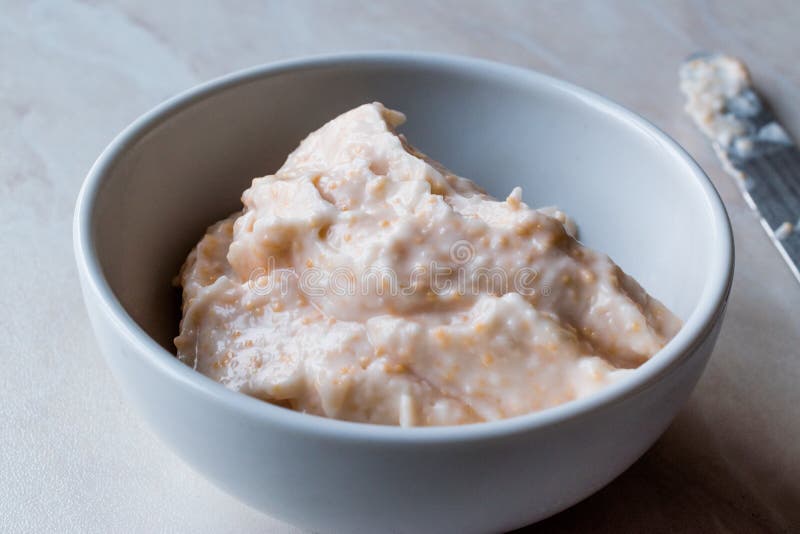 Fischei-Paste Tarama Gemacht Mit Kaviar/Taramasalata Stockfoto - Bild ...