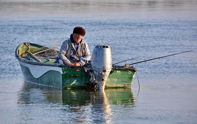 Alter Fischer in Seinem Boot Redaktionelles Stockbild - Bild von ...