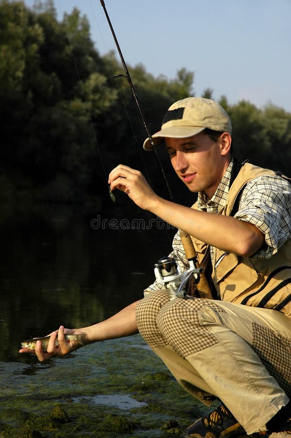 Fischer Fing Gerade Einen Fisch Ab Stockbild - Bild von verriegelung ...
