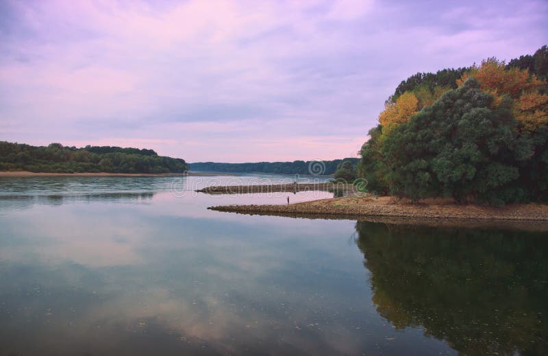 Fischer Standing Auf Fluss-Ufer Stockfoto - Bild von bewölkt, ufer ...