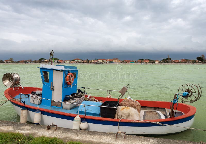 Kleines Fischerboot Im Meeres- Ligurien Italien Stockfoto - Bild von ...