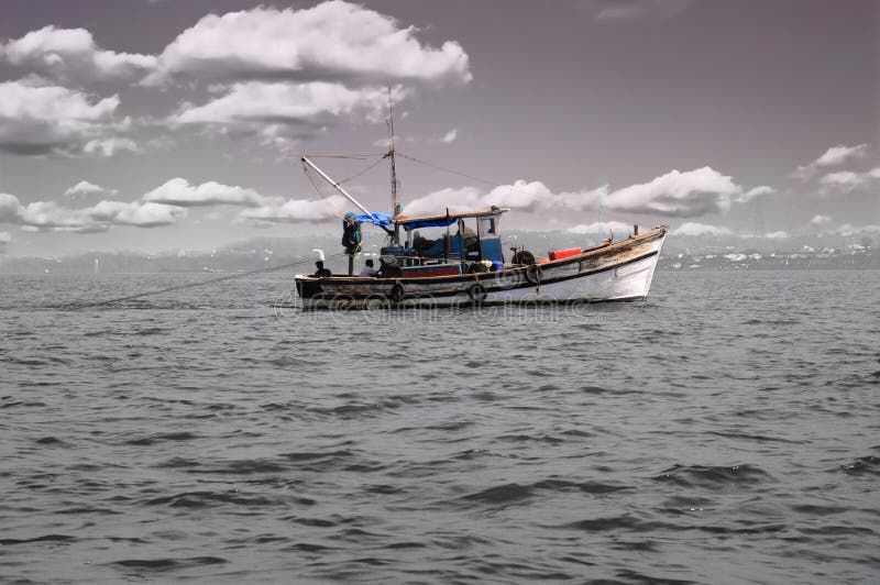 Fischerboot im Meer stockfoto. Bild von relax, kristall - 8205310