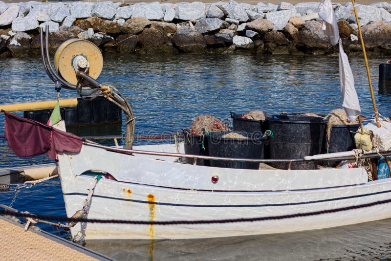 Fischerboot Mit Den Netzen an Bord Angekoppelt Zur Klippe in Versilia ...