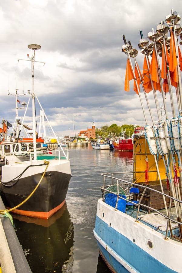 Fischereihafen Von Ustka, Polen Mit Altem Leuchtturm Stockfoto - Bild ...
