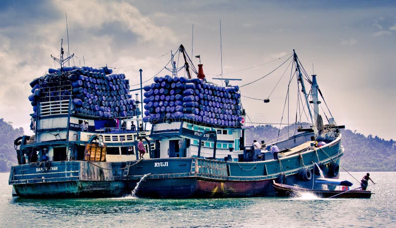 Fischerschiff Thailand, redaktionelles foto. Bild von fässer - 63184686