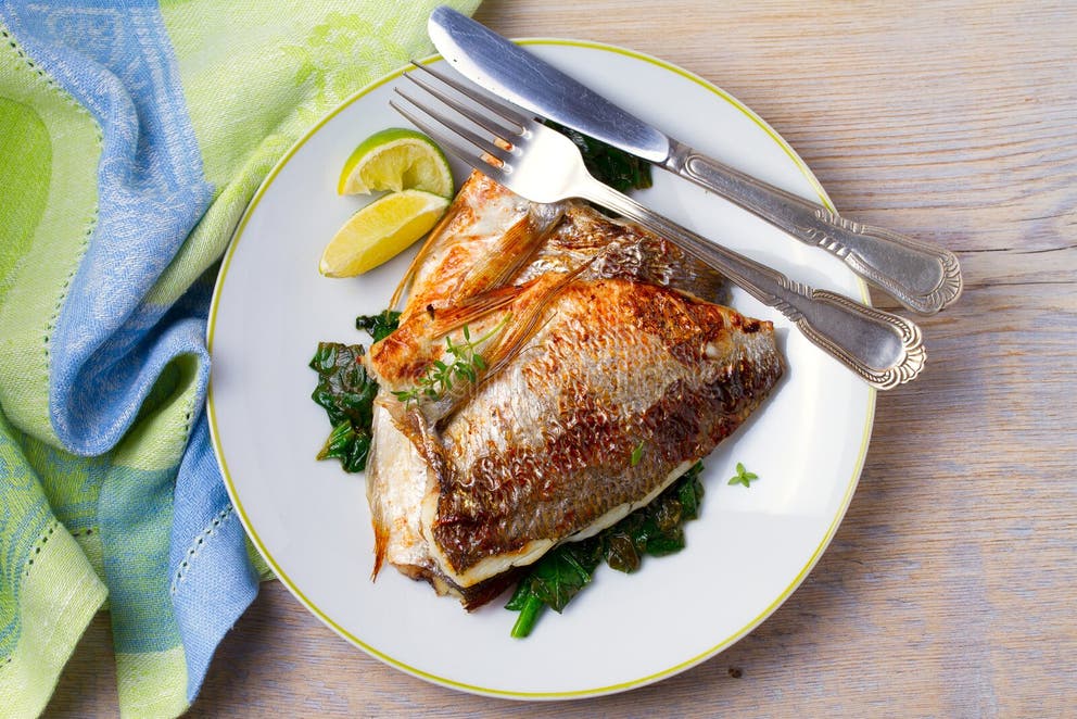 Fischfilet Dorado Oder Des Dorada Mit Spinat, Thymian Und Kalk ...