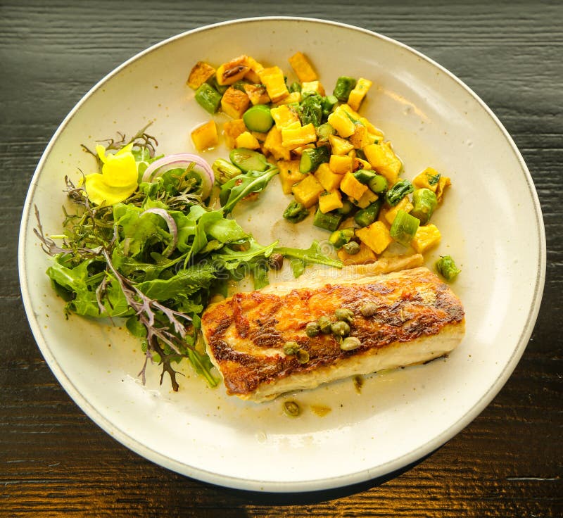 Fischgericht Gedient Im Feinschmeckerischen Restaurant Stockfoto - Bild ...