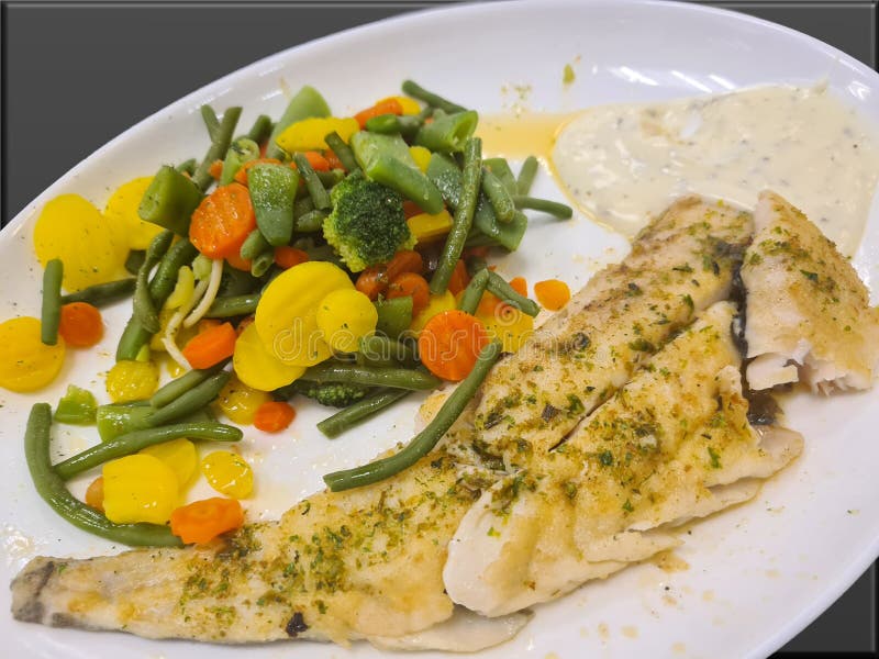 Fischfilet mit GemÃ¼se stock photo. Image of lunch, poisson - 218923664