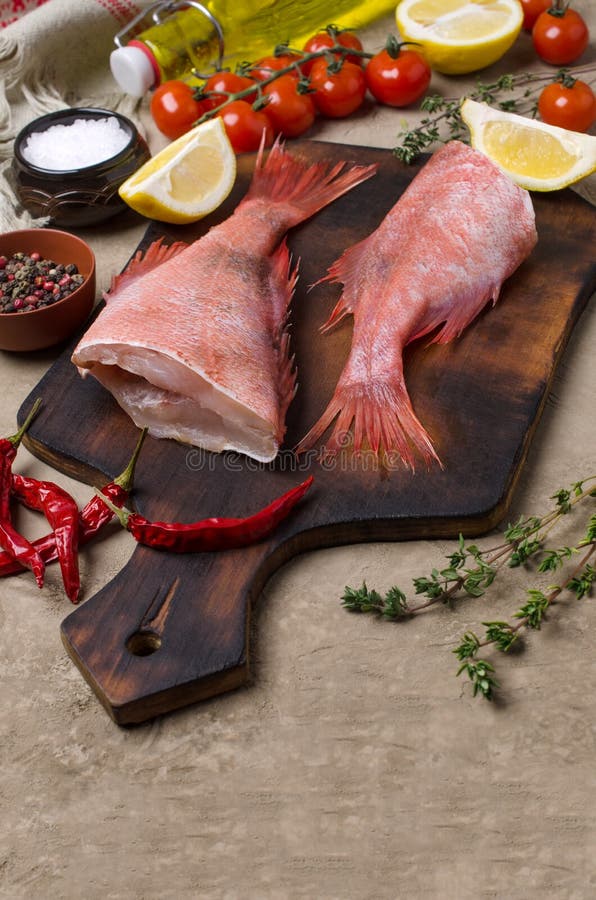 Fish raw snapper stock image. Image of perch, board - 140722735