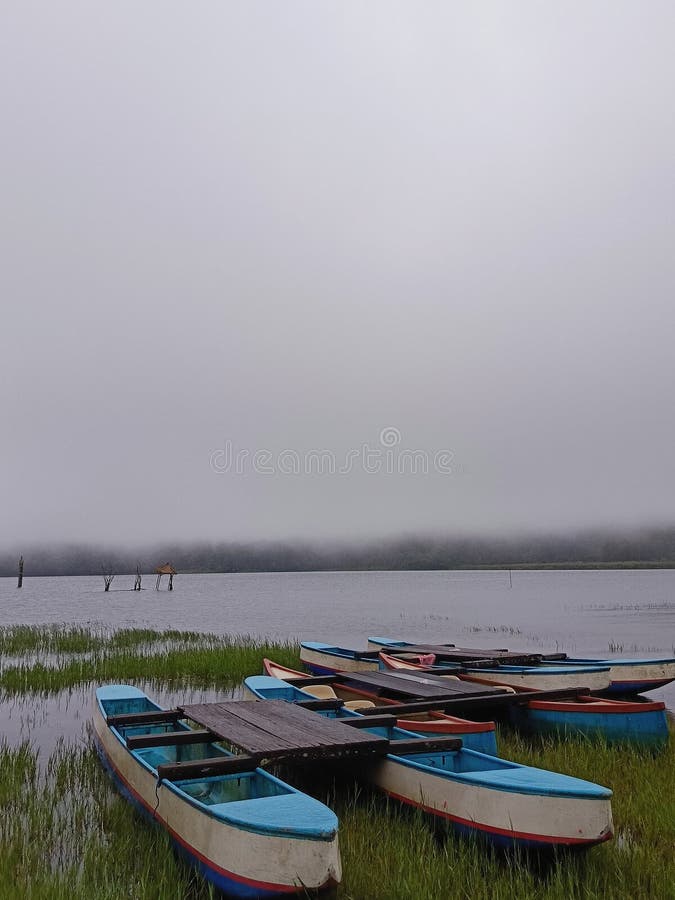 Fisherman& X27;s Boat in the Lake with Staggering View of Tamblingan ...