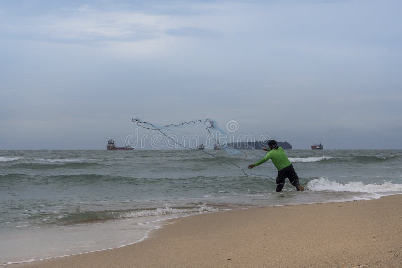 Fisherman Throwing a Fishing Net Editorial Photo - Image of water ...