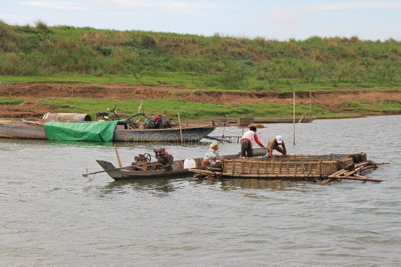 Fishermen in Kampong Cham editorial image. Image of cambodia - 15958195