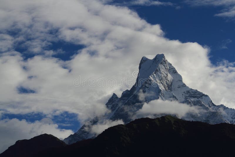 Fishtail Mt стоковое изображение. изображение насчитывающей сентябрь ...