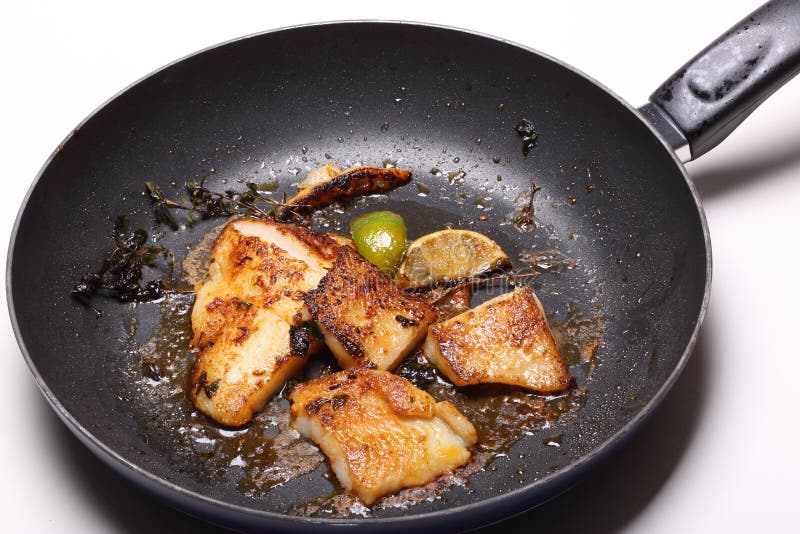 Fisk i stekpanna arkivfoto. Bild av steka, fisk, sunt - 78231630
