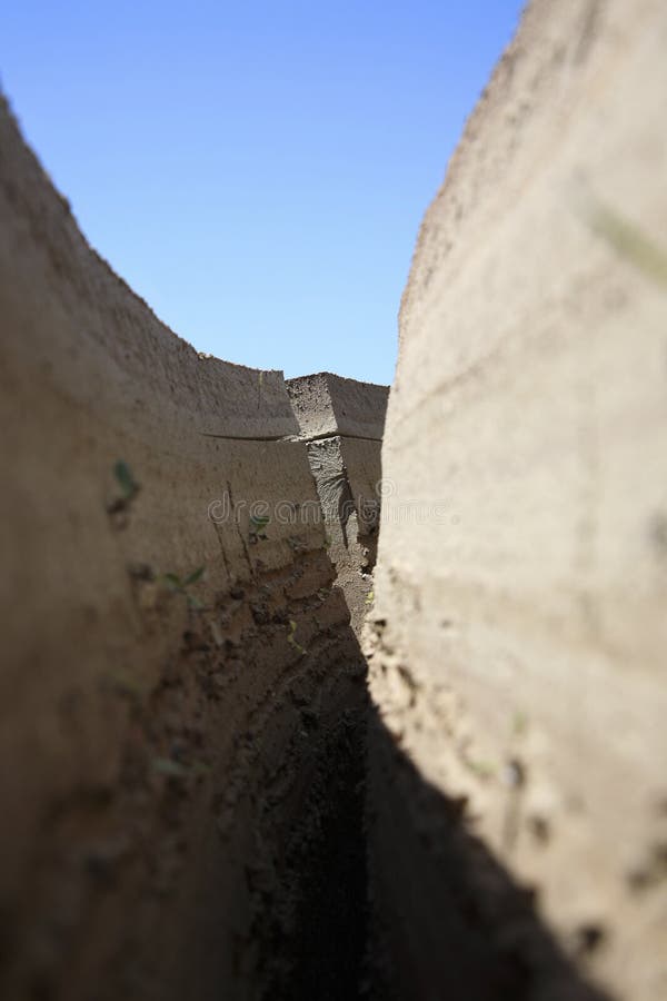 Fissures sur le terrain photo stock. Image du terrain - 16753414