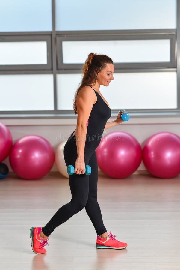 Fitness, Sport, Die Levensstijl Uitoefenen - Midden Oude Vrouw Die in ... Fitness, Sport, Die Levensstijl Uitoefenen - Midden Oude Vrouw Die in ...
