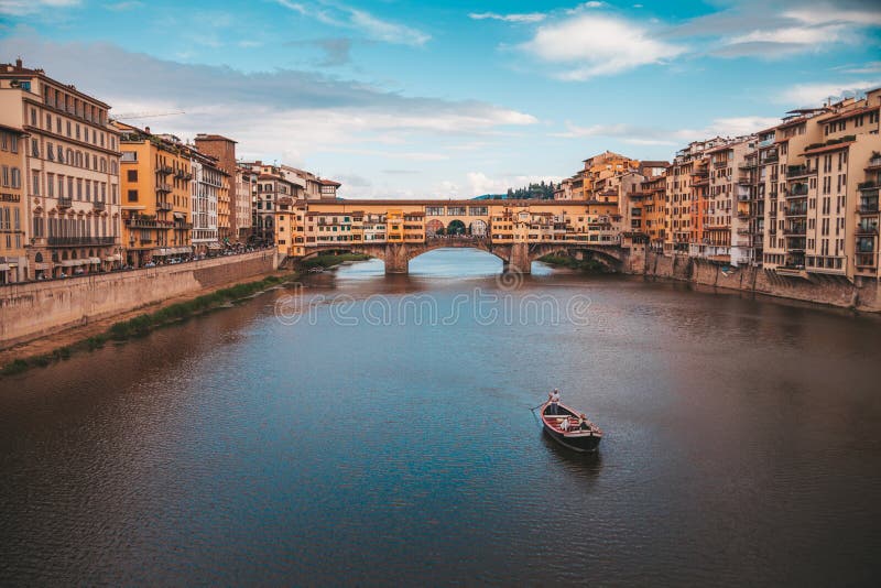 Fiume Arno Con Ponte Vecchio a Firenze, Italia Immagine Stock ...