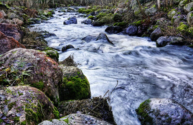 Un Fiume A Flusso Rapido E Basso, Attraverso Le Colline Invernali ...