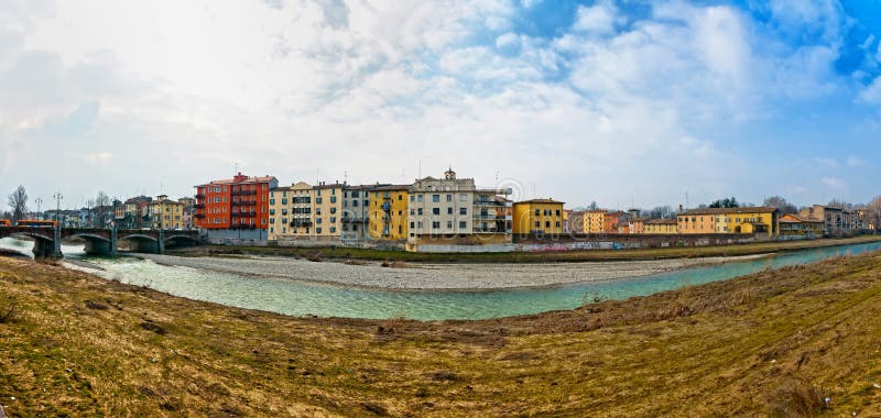 Fiume Con Le Case Della Città E Ponte Parma - in Italia Fotografia ...