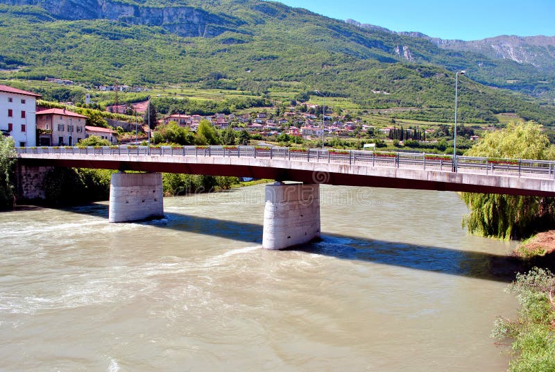 Argine Del Fiume Del Adige Verona Italia Foto stock - Foto stock ...