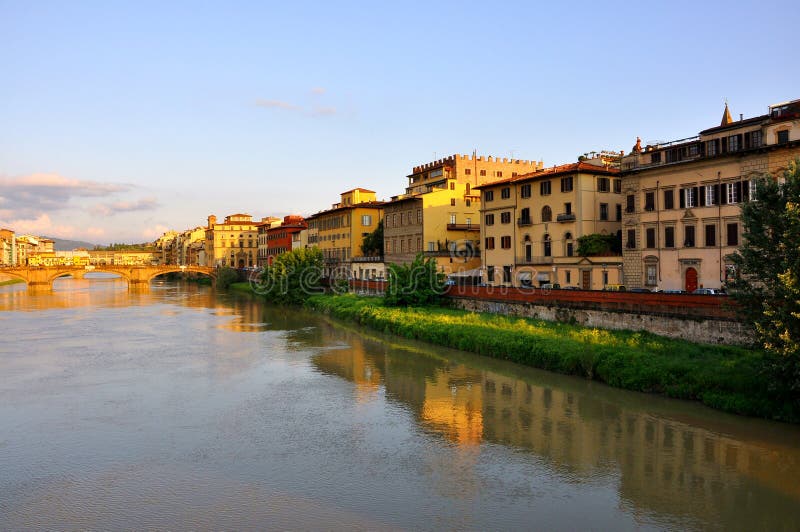 Fiume del Arno, Firenze fotografia stock. Immagine di città - 14352074