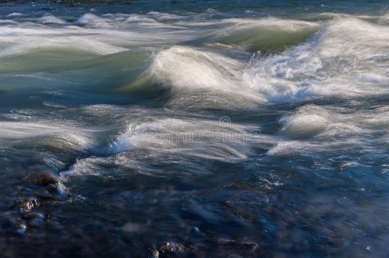 Flusso D'acqua Dalle Fogne Verso Il Fiume Immagine Stock - Immagine di ...