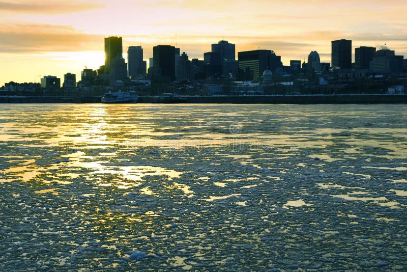 St Lawrence River Con La Torre Di Orologio a Vecchia Montreal ...