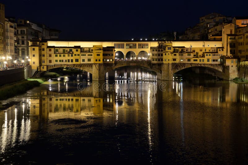 Fiume Arno Con Ponte Vecchio a Firenze Di Notte Immagine Stock ...