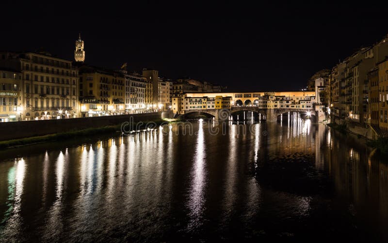 Fiume Di Arno E Ponte Vecchio a Firenze Alla Notte Fotografia Stock ...