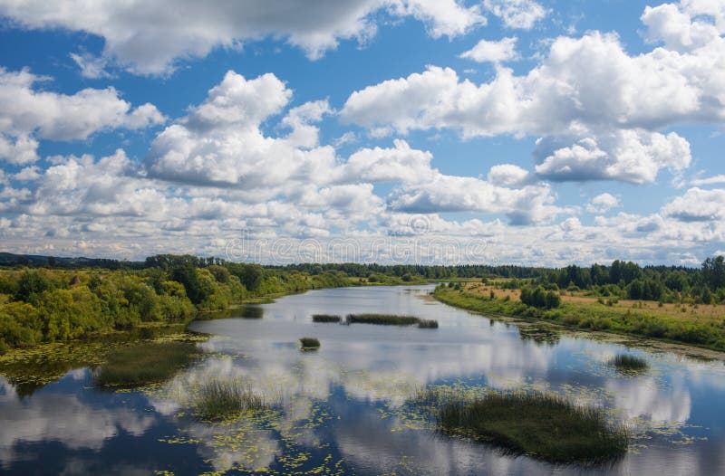Il fiume Kama immagine stock. Immagine di acqua, spiaggia - 28545697