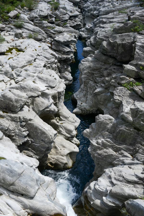 Fiume Maggia a Ponte Brolla Fotografia Stock - Immagine di flusso ...