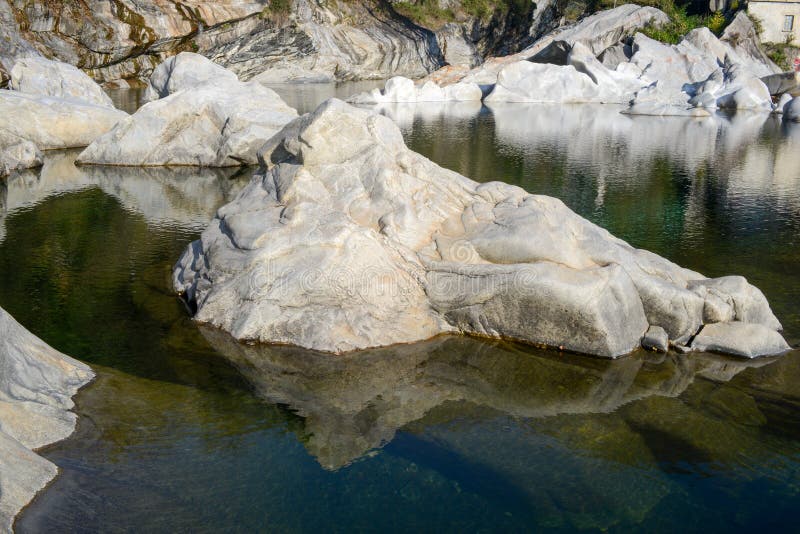 Fiume Maggia a Ponte Brolla Immagine Stock - Immagine di turismo ...