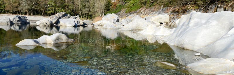 Fiume Maggia a Ponte Brolla Fotografia Stock - Immagine di turismo ...