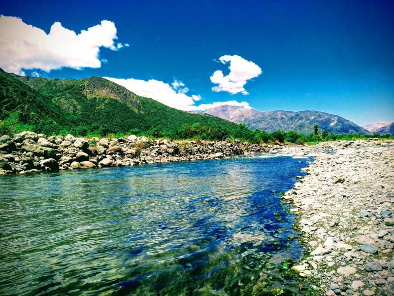 Fiume Con Acque Cristalline Nella Catena Montuosa Delle Ande, a Sud Del ...