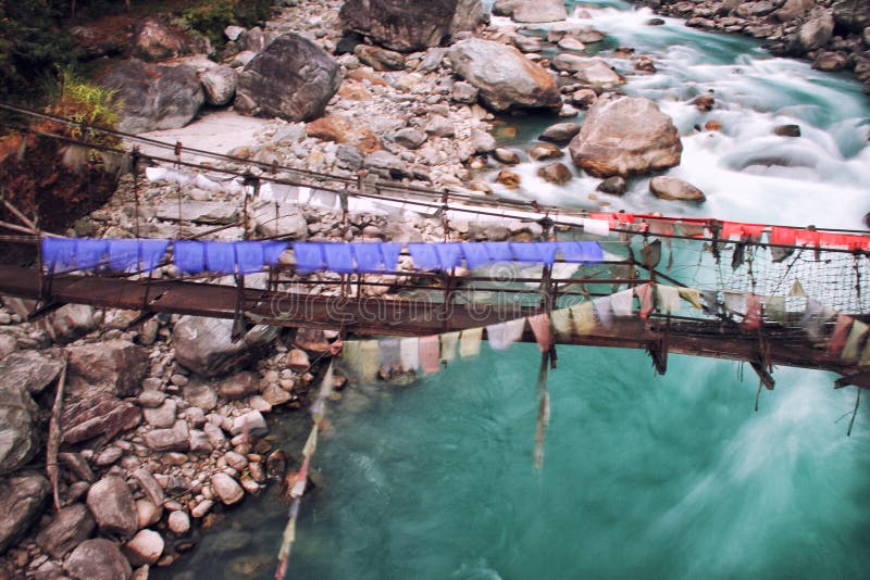 Fiume Sotto Il Ponte Con Le Bandiere Di Preghiera Immagine Stock ... Fiume Sotto Il Ponte Con Le Bandiere Di Preghiera Immagine Stock ...