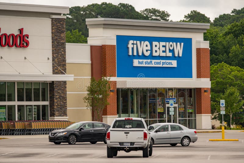 Five Below Store Sign editorial stock photo. Image of factory - 75765143