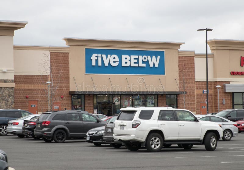 Five Below Store Sign editorial stock photo. Image of five - 75765143